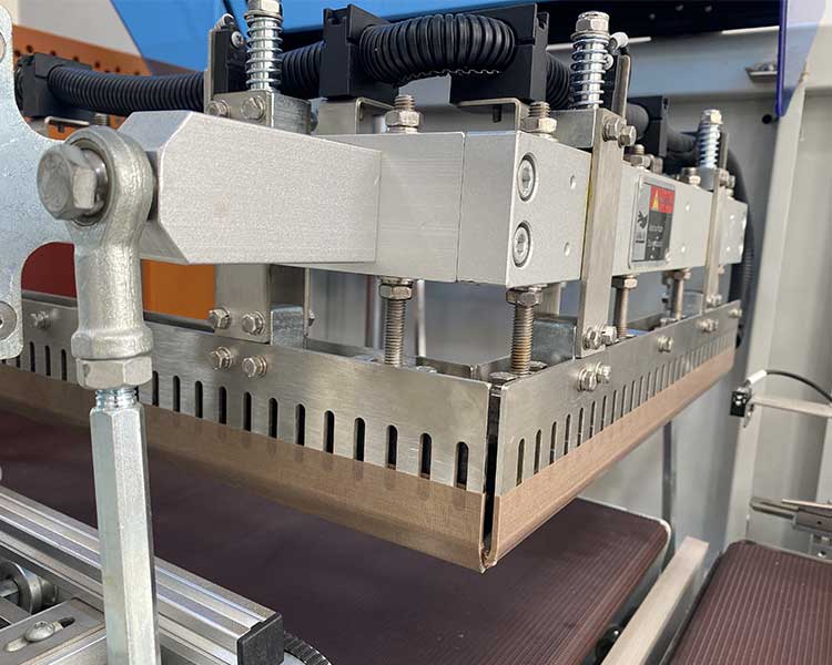Automatic L-type sealing and shrinking packaging machine