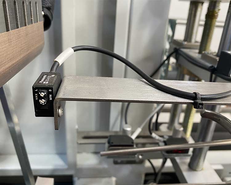 Automatic L-type sealing and shrinking packaging machine